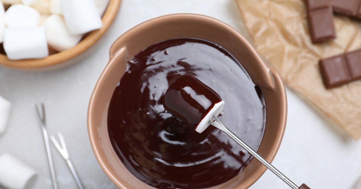 Experimente fazer um delicioso fondue de chocolate para comer no frio
