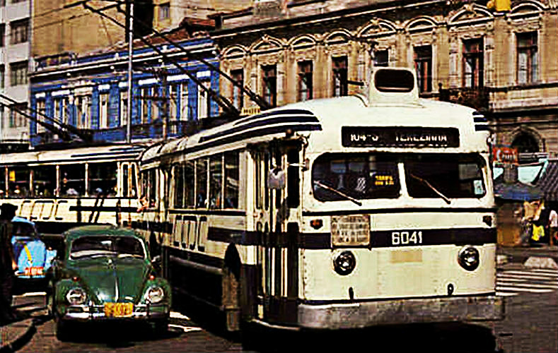 Passeio de trólebus percorre o centro histórico de São Paulo durante o ...
