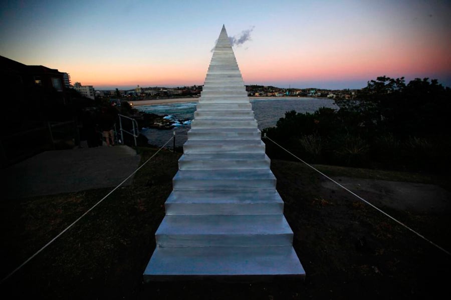 Artista cria escada infinita que vai até o céu