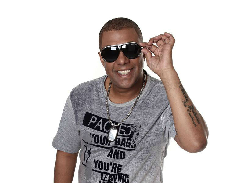 Marcio Art se apresenta no Samba de Vitrine