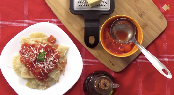 Impressione seus amigos: aprenda como fazer ravioli caseiro com massa ...