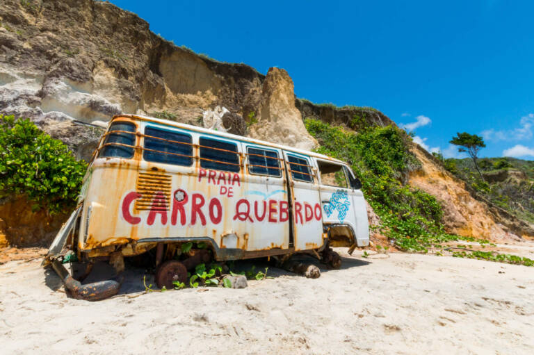 Conheça a praia do Carro Quebrado, em Alagoas