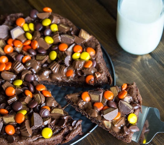 Aprenda a fazer uma saborosa pizza de brownie