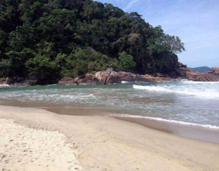 Encontro de rio e mar em Ubatuba, conheça a praia do Puruba
