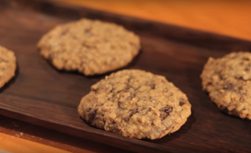 Aprenda a receita dos cookies de aveia com chocolate do filme Matrix
