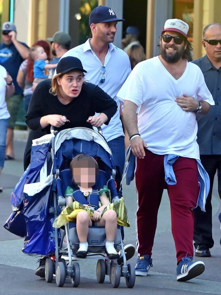 [Fotos] Adele vai à Disney e veste o filho Angelo de princesa