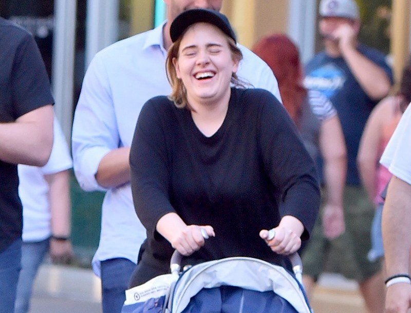 [Fotos] Adele vai à Disney e veste o filho Angelo de princesa