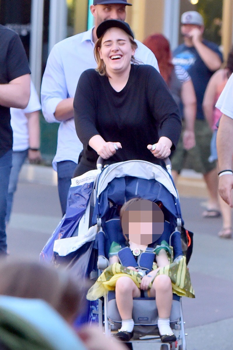 [Fotos] Adele vai à Disney e veste o filho Angelo de princesa
