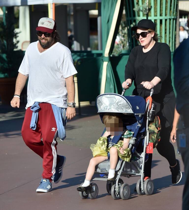 [Fotos] Adele vai à Disney e veste o filho Angelo de princesa