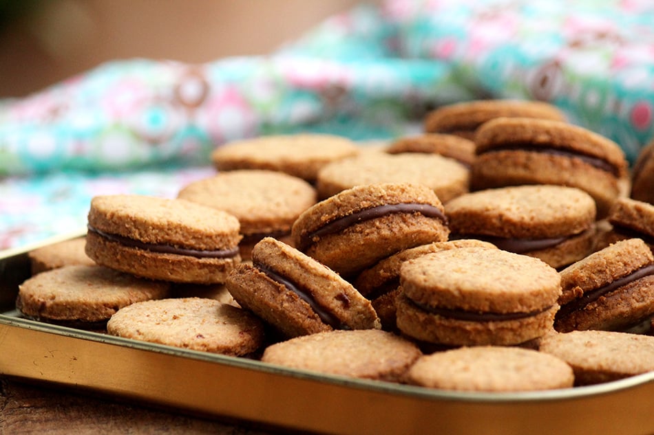 Biscoitos integrais com recheio de chocolate