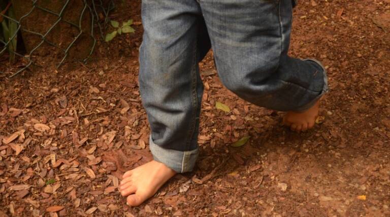 A importância do andar descalço
