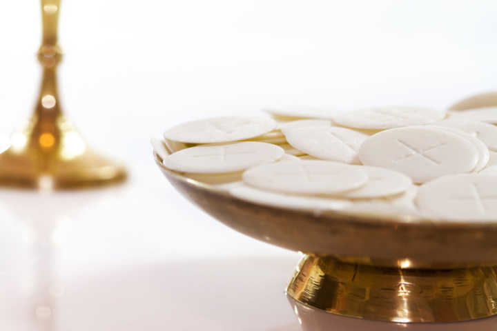 Nada de hóstia sem glúten segundo determinação da Igreja Católica