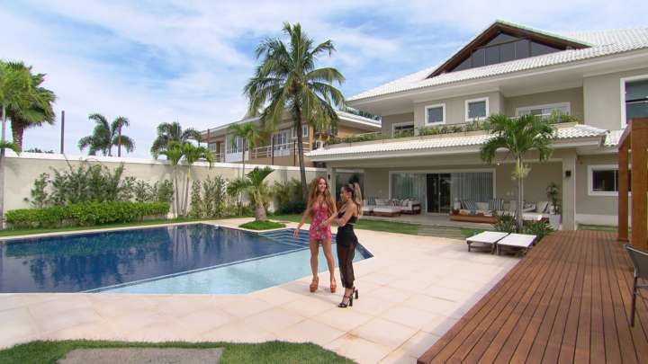 Anitta revela detalhes de sua mansão luxuosa no RJ