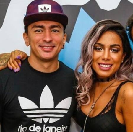 Anitta ganha homenagem de irmão com direito a fotos de infância