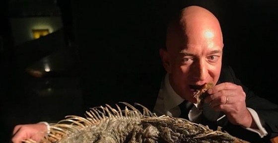Foto de dono da Amazon comendo uma iguana viraliza na internet