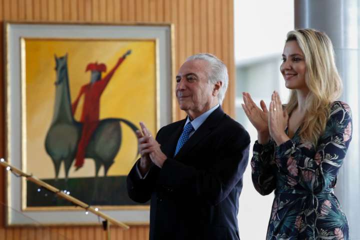 Marcela Temer se joga no lago Paranoá e salva cachorro do filho