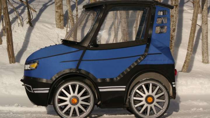 Bicicleta elétrica ganha corpo de minicarro contra mau tempo