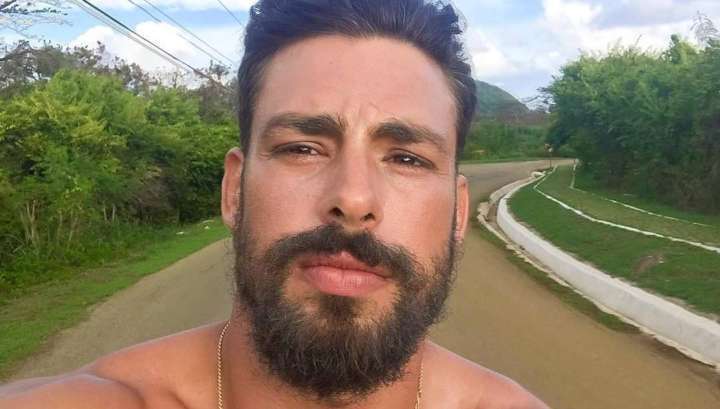 Cauã Reymond tira a barba e recebe elogios na web
