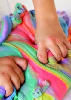 Faça você mesmo: geleca colorida caseira