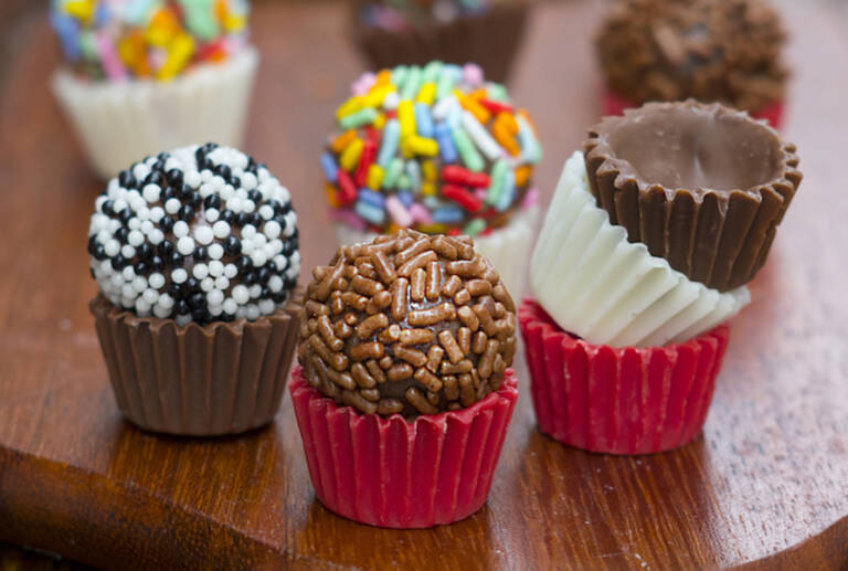 Como fazer forminha comestível para brigadeiro