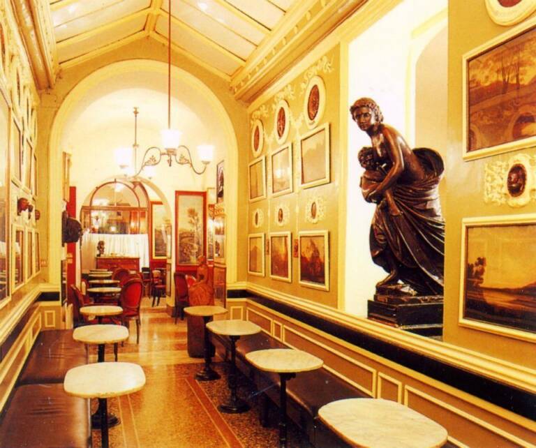 Conheça os históricos cafés de Roma