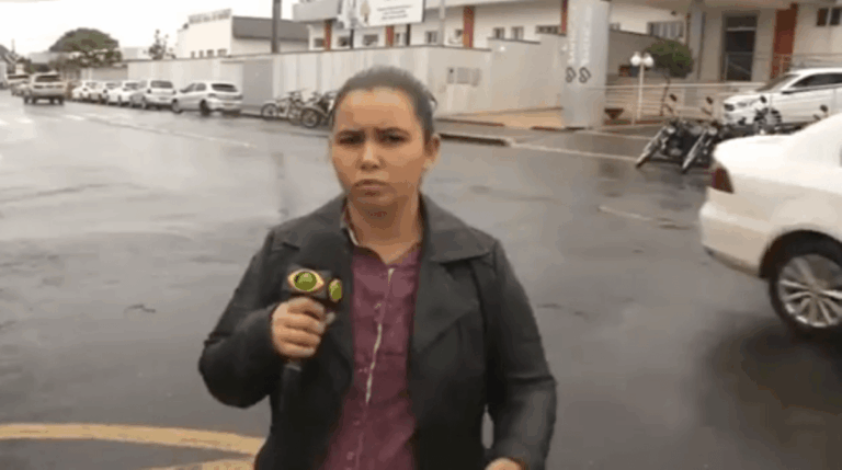 Repórter toma susto ao vivo na Band e reação vira meme na web