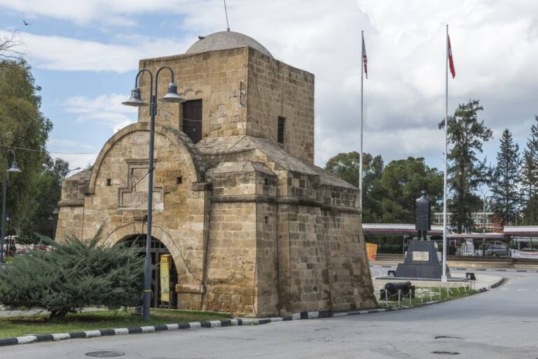 Conheça Nicósia, a última capital dividida por um muro no mundo