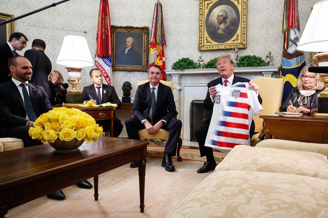 Bolsonaro usa coturno em encontro com Donald Trump - Catraca Livre