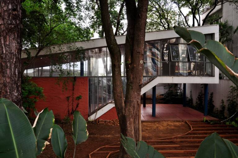 casa-vilanova-artigas-mistura-natureza-cultura-caf-e-coworking