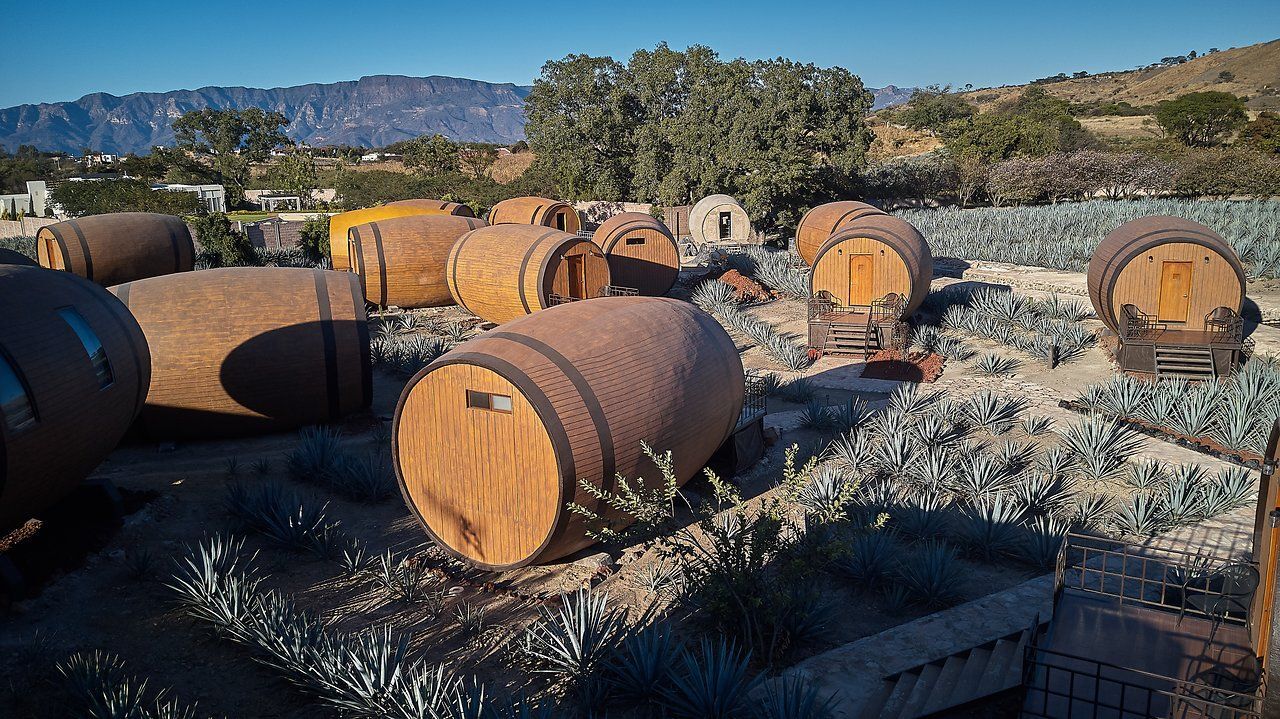 Conheça o hotel onde você dorme em um barril gigante de tequila