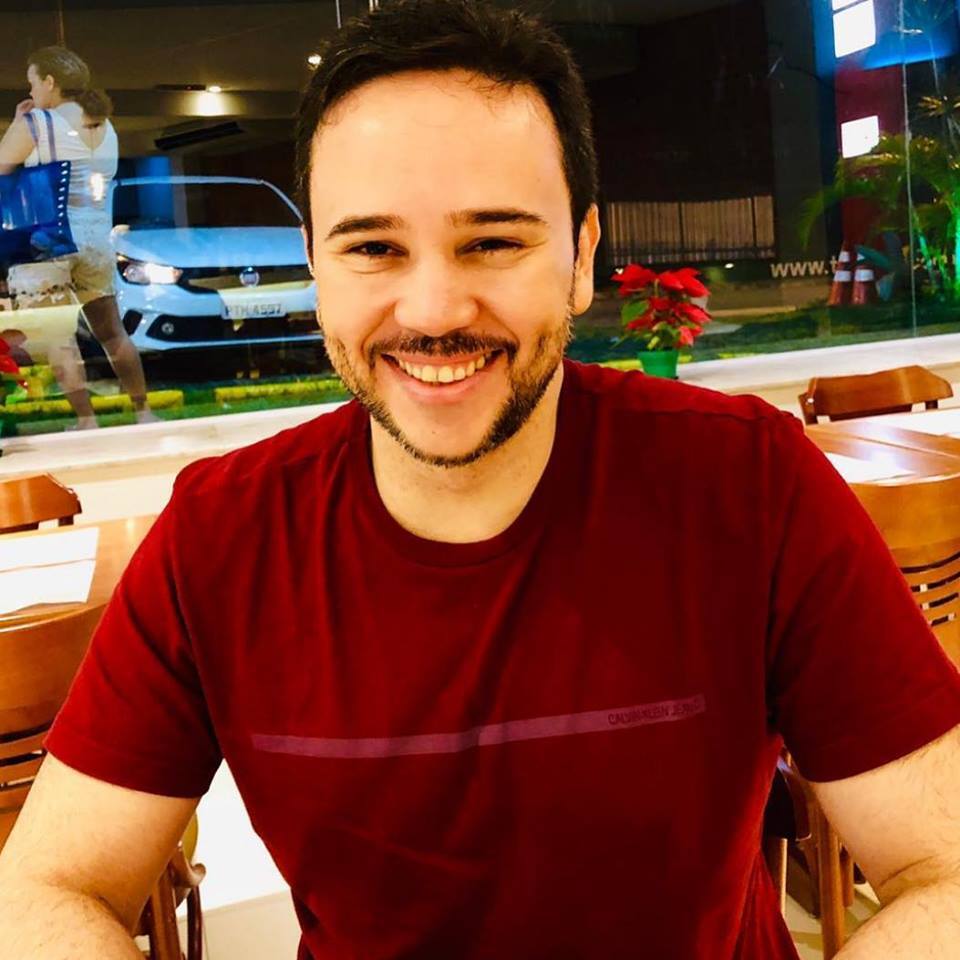 Youtuber e coach em relacionamentos vira réu por espancar a ex