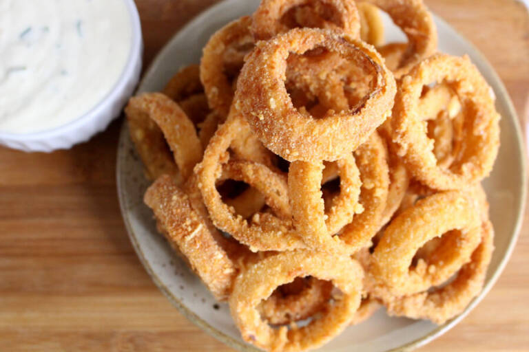 A melhor receita de onion rings para testar ainda hoje