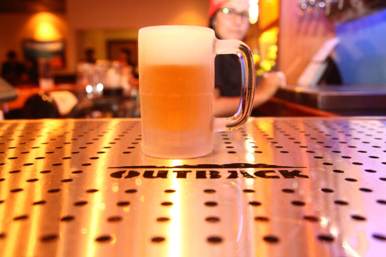 Outback celebra Dia do Amigo e tem produtos com 50% de desconto