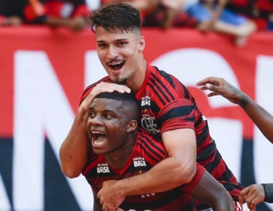 Jogador do Flamengo chama companheiro de clube de macaco