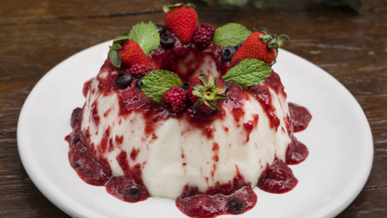 Manjar de coco com frutas vermelhas lindo e muito gostoso