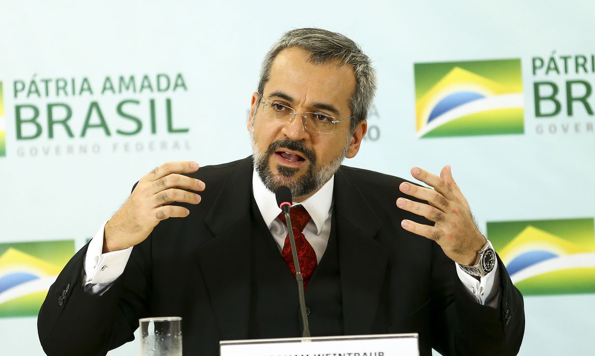 Ministro Waintraub aproveita Dia da Mulher para zombar de menstruação