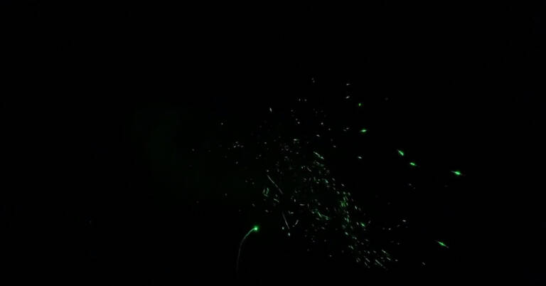 Vídeo mostra gotículas se espalhando no ar enquanto pessoas falam