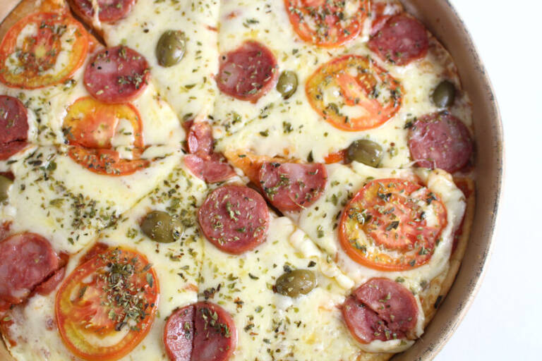 Pizza com massa de tapioca deliciosa, fácil e sem glúten