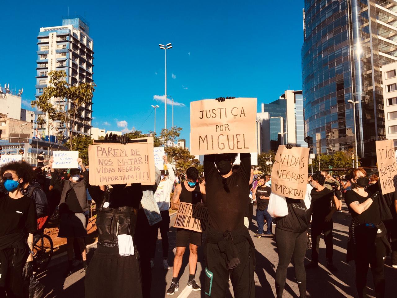 Contra racismo e Bolsonaro, protestos tomam as ruas pelo país