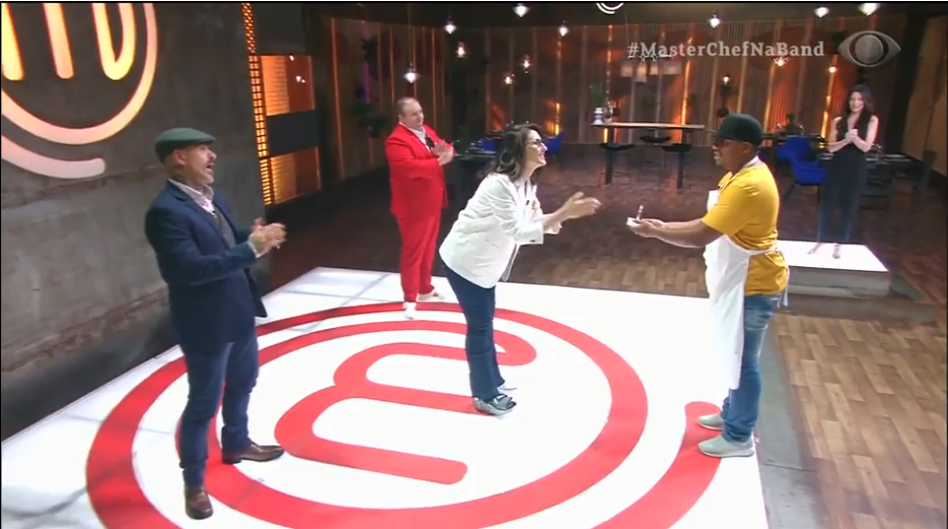 Paola Carosella emociona ao anunciar 1º campeão do MasterChef