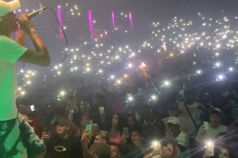 Festa com show funk reúne centenas de jovens sem máscara