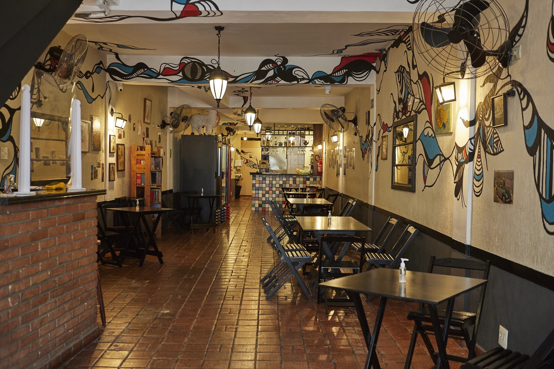Lola Bar une arte, drinks autorais e comidinhas veganas