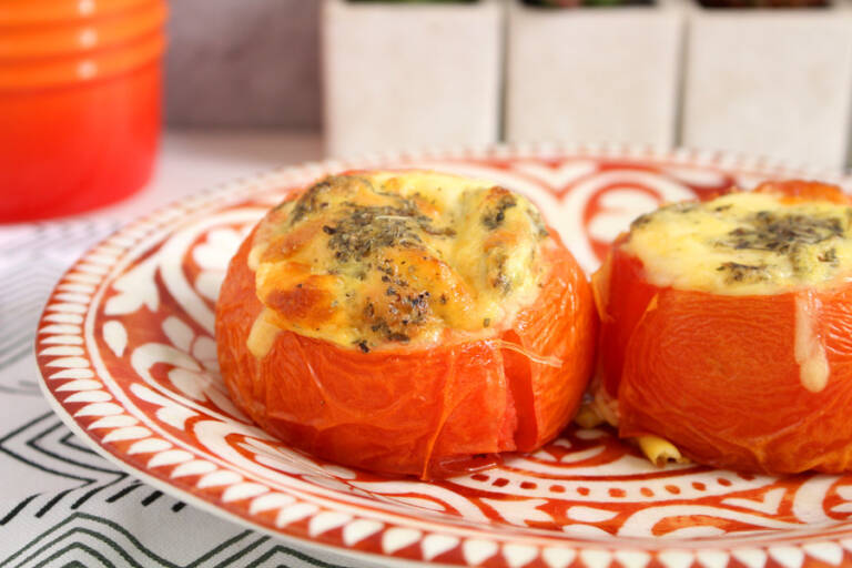 Tomate recheado fácil e rápido; veja como fazer