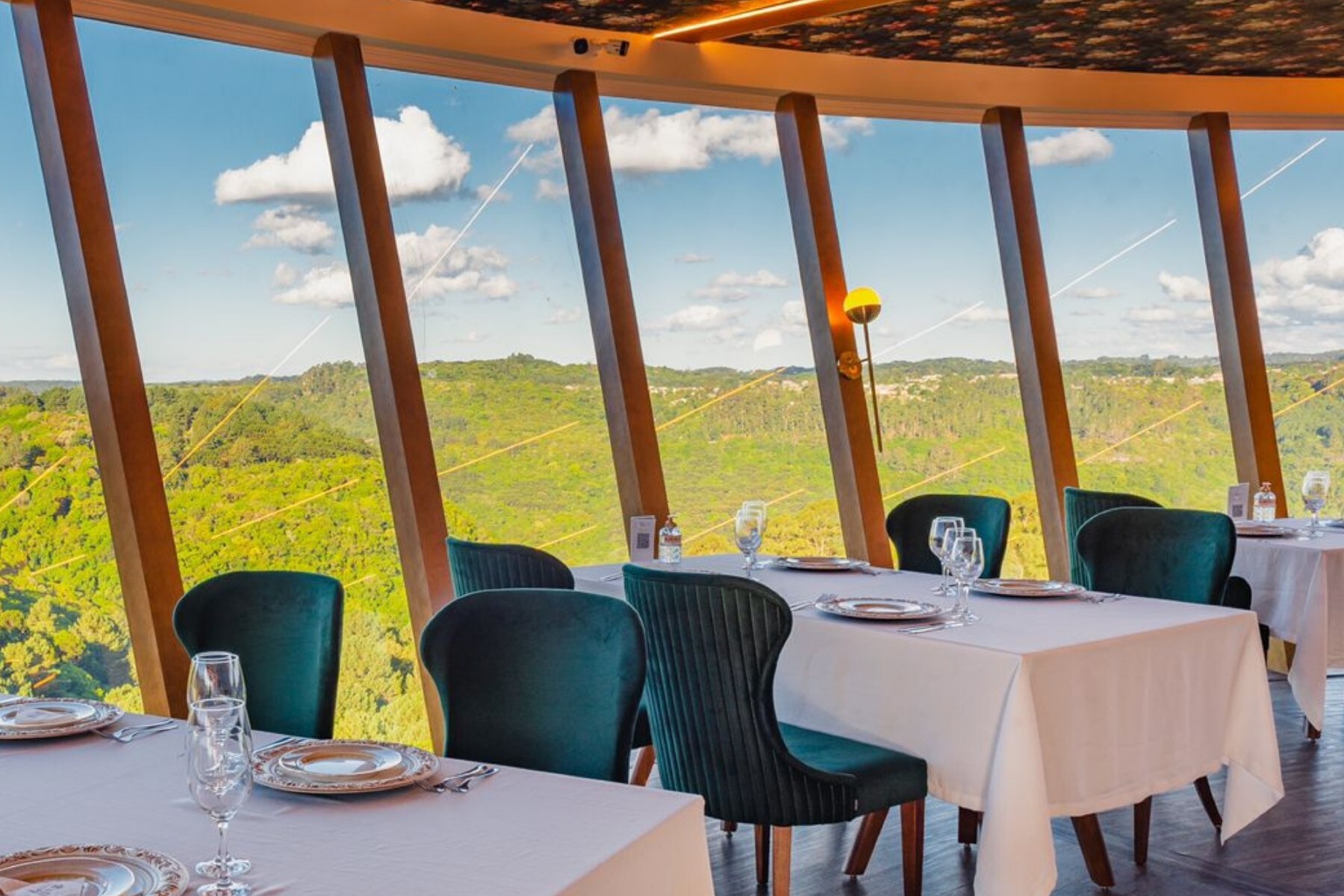 Restaurante giratório é atração em Gramado; veja fotos