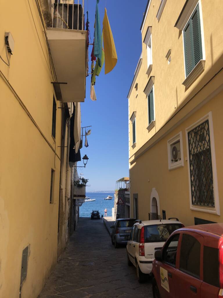Conheça a doce vida de Ischia, uma das mais belas ilhas da Itália ...