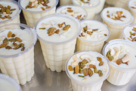 Como fazer lassi: uma bebida indiana divina de tão boa