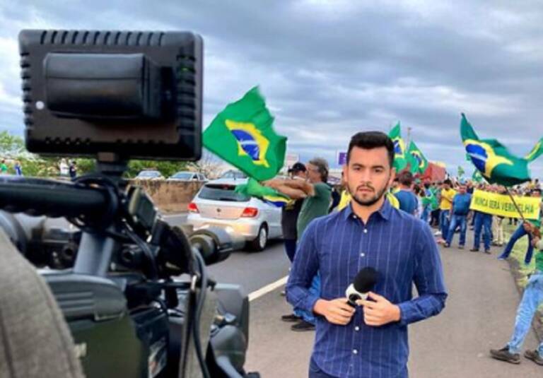 Repórter da Record é agredido por bolsonaristas: 'Nunca vi tanta gente ...