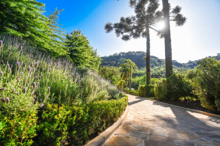 Parque com jardim gigante é atração em Gramado (RS)